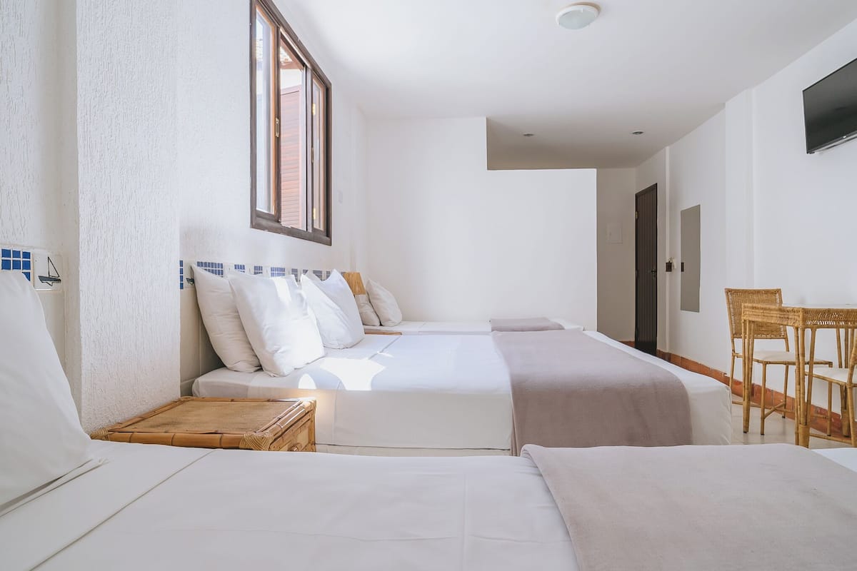 Quarto quádruplo standard | Frigobar, berços grátis, Wi-Fi de cortesia, roupa de cama