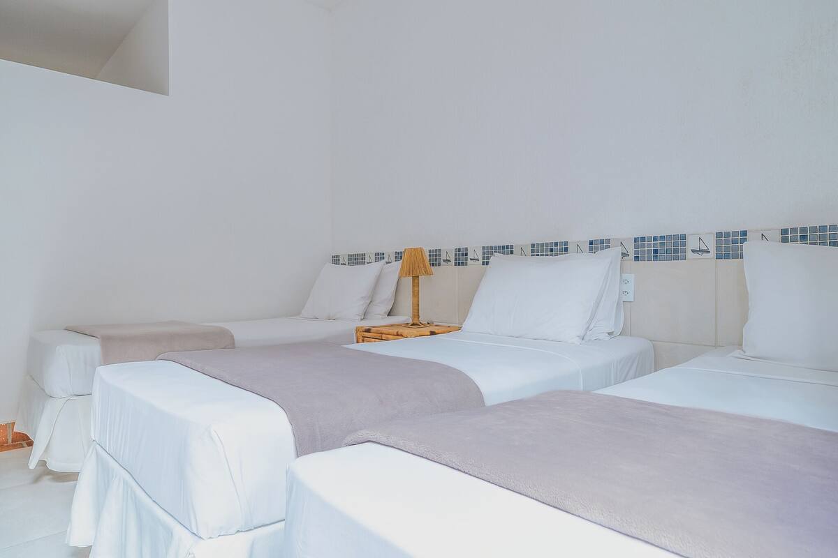 Quarto triplo empresarial | Frigobar, berços grátis, Wi-Fi de cortesia, roupa de cama