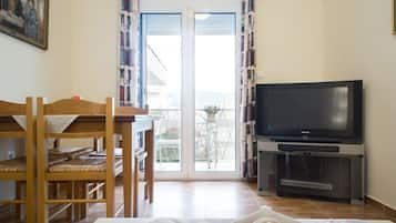 Apartamento | Área de estar | TV de tela plana 30 polegadas com canais digitais, TV, Netflix