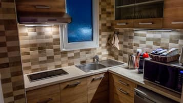 Apartamento, varanda (2) | Cozinha privada | Um frigorífico, um micro-ondas, um forno, uma placa de cozinha