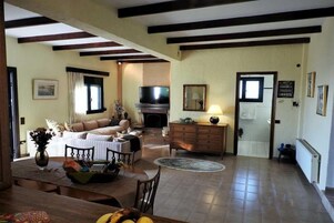 Villa Superior | Casa de banho | Um polibã, um chuveiro fixo, artigos de higiene pessoal grátis 