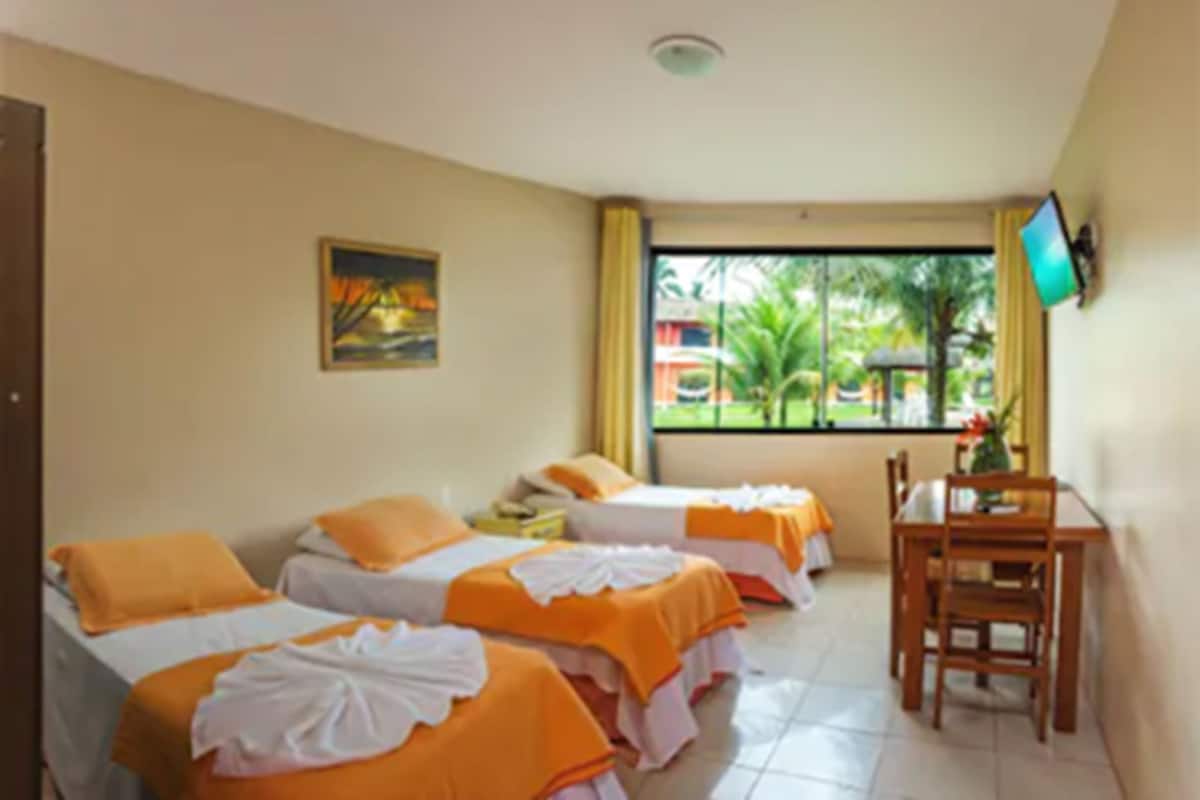 Minibar, secretária, roupa de cama fornecida