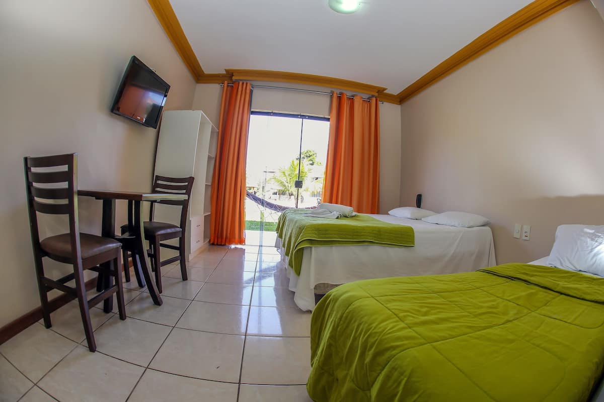 Minibar, secretária, roupa de cama fornecida