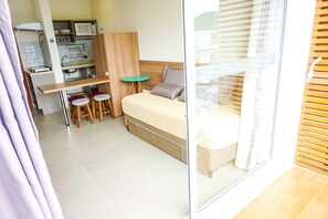 Apartamento superior, 1 quarto, sacada, vista para a montanha | Sala de estar | Smart TV 32 polegadas com canais digitais, TV