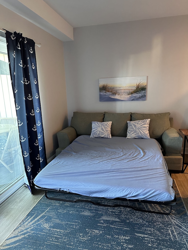 Coastal Charm Awaits: Modern 1-bedroom Condo Just Steps From Hampton Beach - Exeter, NH