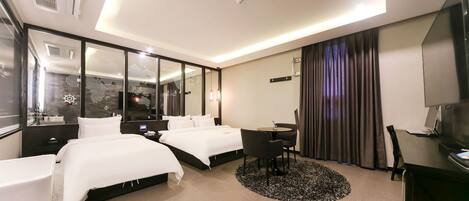 Quarto duplo luxo | 2 quartos, escrivaninha, cortinas blackout, quartos à prova de som