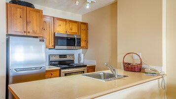 Casa de campo, 1 quarto | Cozinha privada | Geladeira, micro-ondas, cooktop, lava-louças