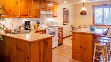 Casa geminada, 2 quartos | Cozinha privada | Geladeira, micro-ondas, cooktop, lava-louças