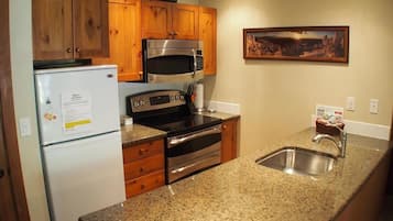 Casa de campo, 2 quartos | Cozinha privada | Geladeira, micro-ondas, fogão, cooktop