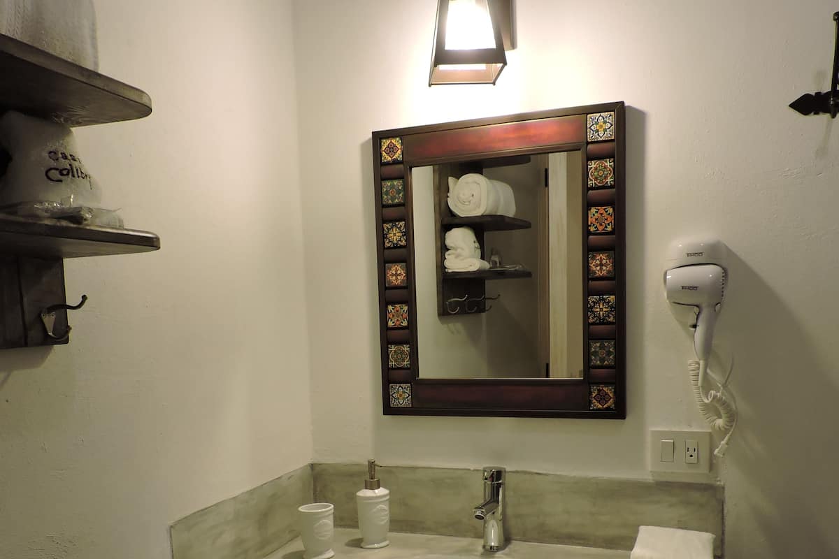 Quarto Triplo Standard | Casa de banho | Um polibã, artigos de higiene pessoal grátis, um secador de cabelo