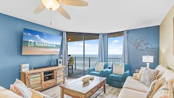 Condo com design assinado, 2 quartos, sacada | Sala de estar | TV de tela plana 65 polegadas com canais a cabo, TV, Netflix