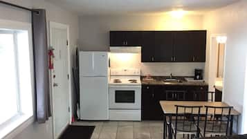 Quarto Superior (Downstairs) | Cozinha privada | Um frigorífico, uma cafeteira/bule
