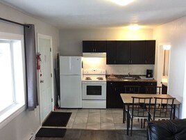 Quarto superior (Downstairs) | Cozinha privada | Geladeira, cafeteira/chaleira