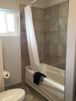 Quarto superior (Downstairs) | Banheiro | Secador de cabelo, toalhas de banho, sabonete, shampoo