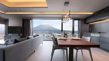 Suite Deluxe, 1 quarto | Sala de estar | Televisor LCD, Netflix, Hulu, serviços de streaming