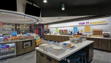 Café da manhã para viagem grátis todos os dias