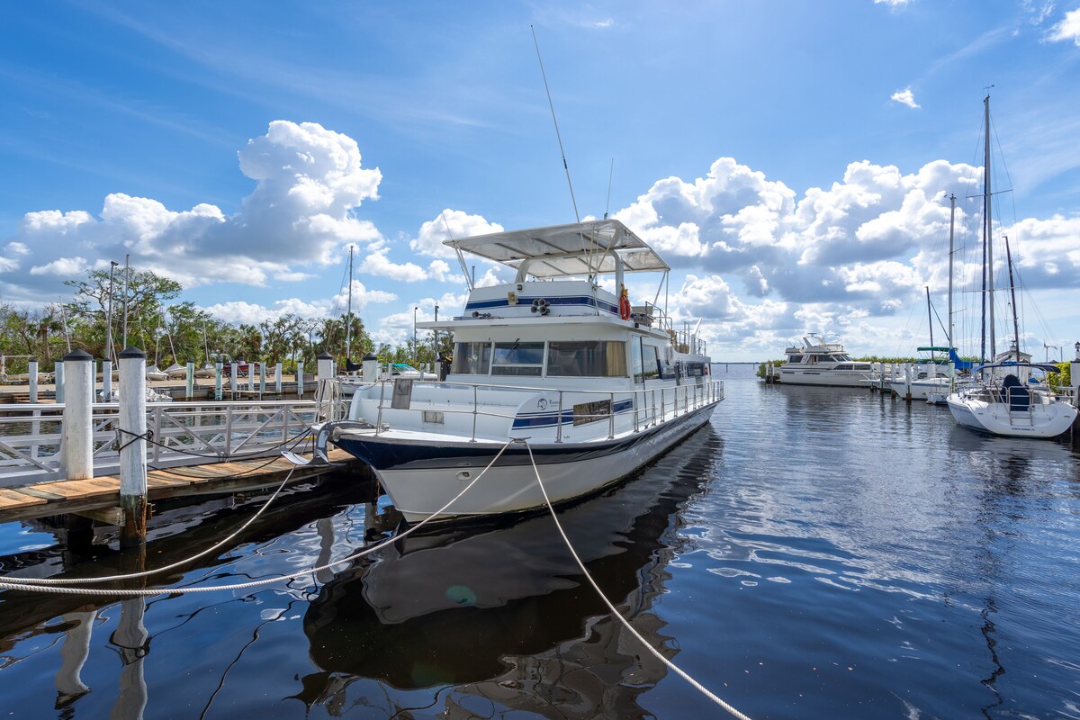 65' Houseboat Motor Yacht on 165' Private Canal support InclusiveInc ...