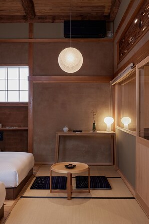 Quarto Twin Nobre | Minibar com produtos grátis, cofre no quarto 