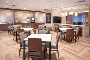 Café da manhã com buffet grátis todos os dias