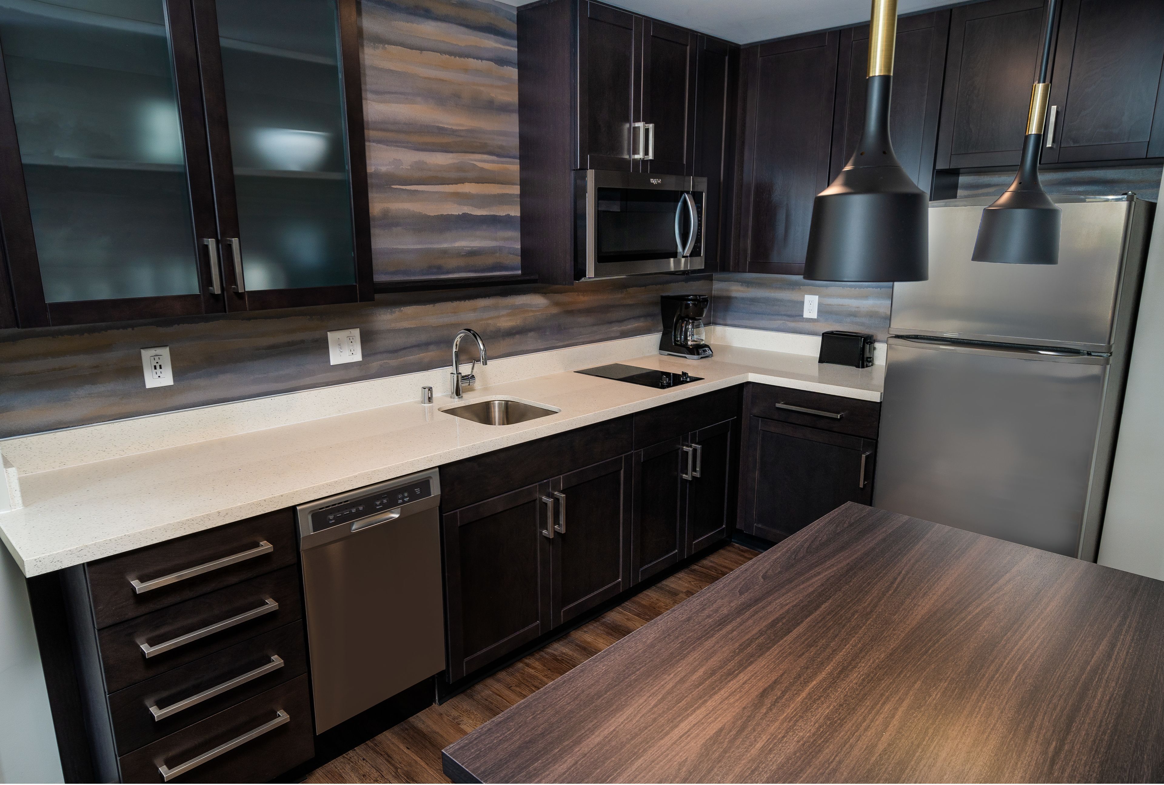 Suíte, 1 cama de casal (Hearing Accessible) | Cozinha privada | Geladeira grande, micro-ondas, cooktop, lava-louças