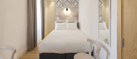 Estúdio | Cofre no quarto, ferro/tábua de engomar, berços/camas para crianças