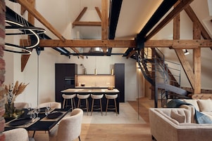 Loft Deluxe, 1 cama king-size e sofá-cama | Sala de estar | Televisor 