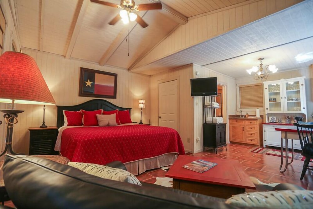 Kellys Creekside Sarahs Secret | King Bed | Hot Tub | Walk To Main - Fredericksburg, TX