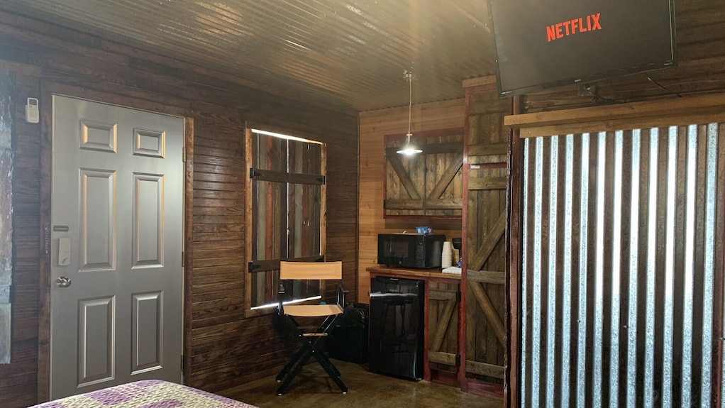 Take A Hike Cabin Explore The Wichita Mountains, Handicap King Bed, Sleeps 2 - Tahlequah Pond, OK