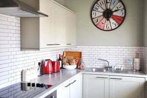 Apartamento luxo | Cozinha privada | Geladeira, micro-ondas, fogão, cooktop