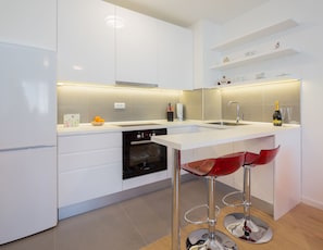 Apartamento, 1 quarto (City center, Garage, Lift) | Cozinha privada | Geladeira, fogão, cooktop, lava-louças