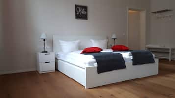 Quarto casal, no pátio | Individualmente decorados, individualmente mobiliados, escrivaninha