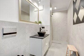 Apartamento superior (Parking) | Banheiro | Chuveiro, chuveiro com efeito de chuva, produtos de toalete grátis 