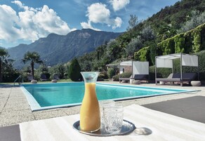 Piscina interna, piscina externa sazonal