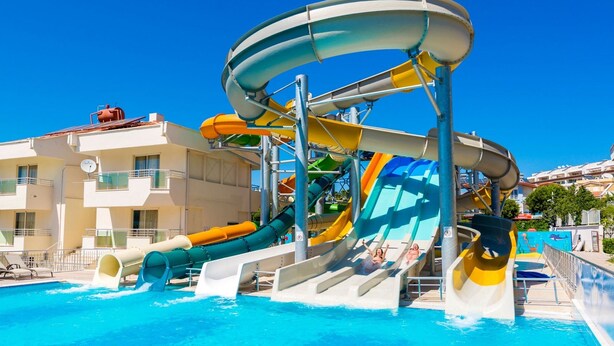 Um parque aquático com vários toboáguas e uma piscina.