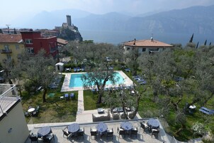 Piscina interior, piscina exterior sazonal, espreguiçadeiras