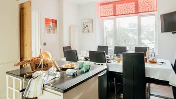 Casa | Cozinha privada | Um frigorífico, um forno, uma placa de cozinha