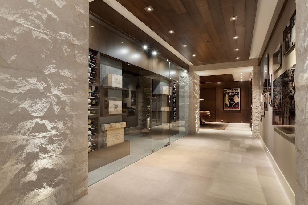 Ultra-luxe Chalet, Heated Private Pool, Hot Tub, Cinema, Gym - Whistler