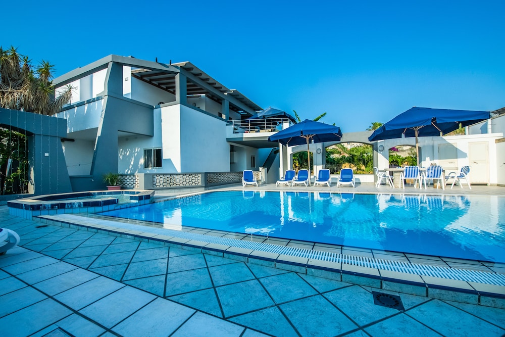 La Mediteranea Villa Apartments: Piso Junto A La Piscina - Malta