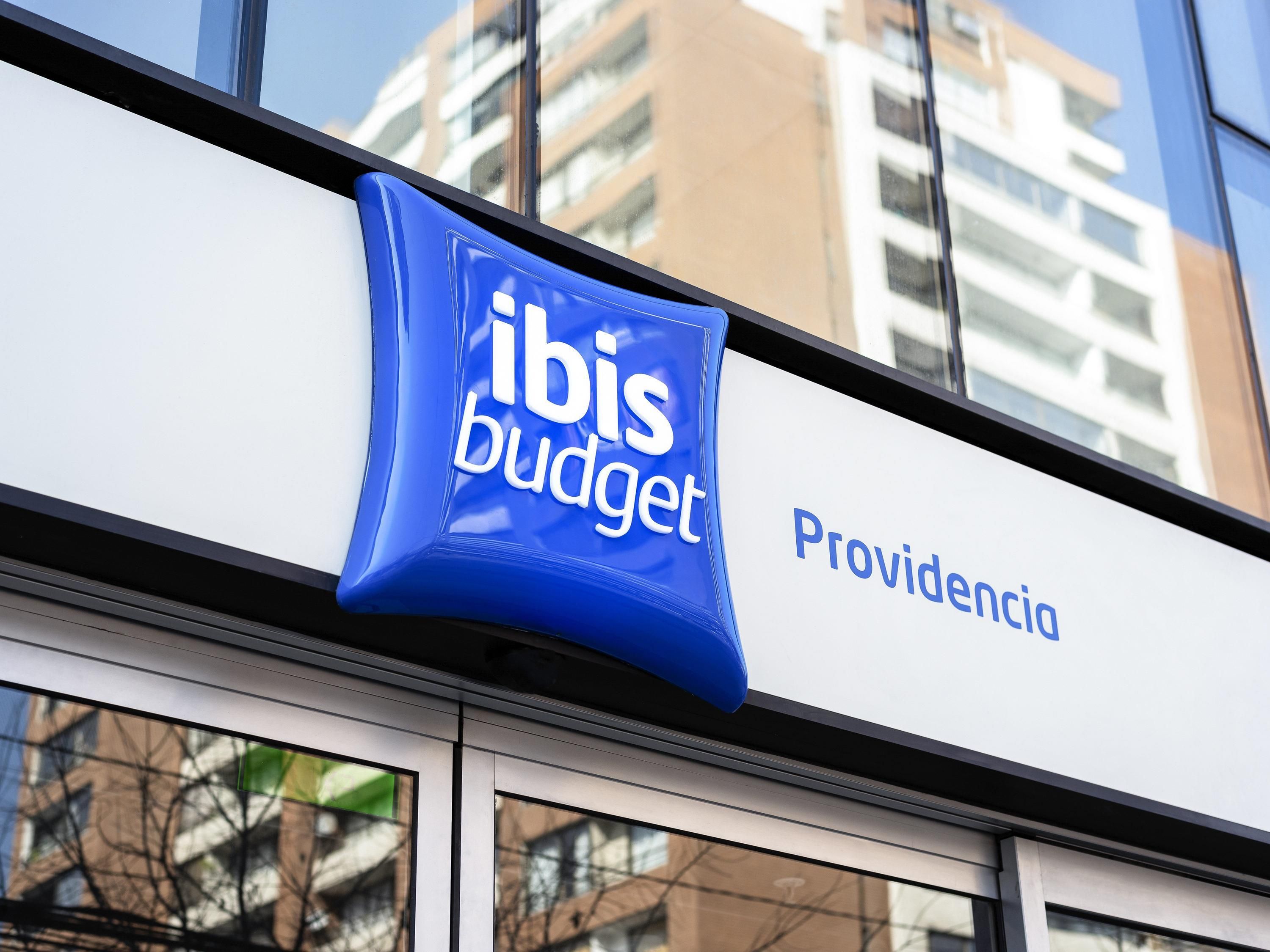 Um edifício com uma placa que diz 'ibis Budget Providencia'.