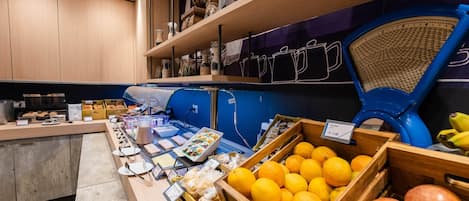 Um buffet de café da manhã com diversos alimentos e uma variedade de frutas.
