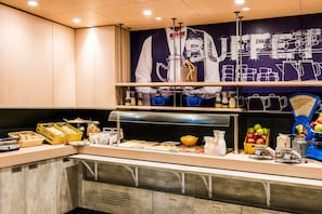 Pequeno-almoço tipo buffet diário (10 USD por pessoa)