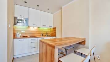 Apartamento (34) | Cozinha privada | Geladeira, cooktop, lava-louças, cafeteira/chaleira