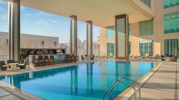 Piscina exterior, da(s) 6:00 à(s) 20:00, toldos gratuitos, guarda-sóis