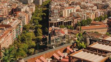 Piscina exterior sazonal, da(s) 10:00 à(s) 17:00, toldos gratuitos