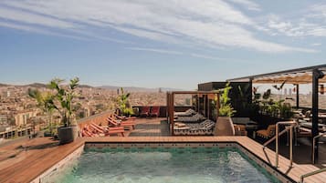 Piscina exterior sazonal, da(s) 10:00 à(s) 17:00, toldos gratuitos