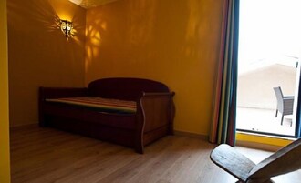 Quarto Twin (Mimosas) | Cofre no quarto, com decoração personalizada 