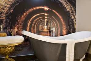 Junior Suite (Basement) | Roupa de alta qualidade, edredões de penas 