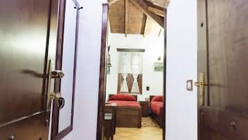 Quarto duplo tradicional, 2 camas de solteiro, vista para o rio | Roupas de cama premium, individualmente mobiliados, escrivaninha