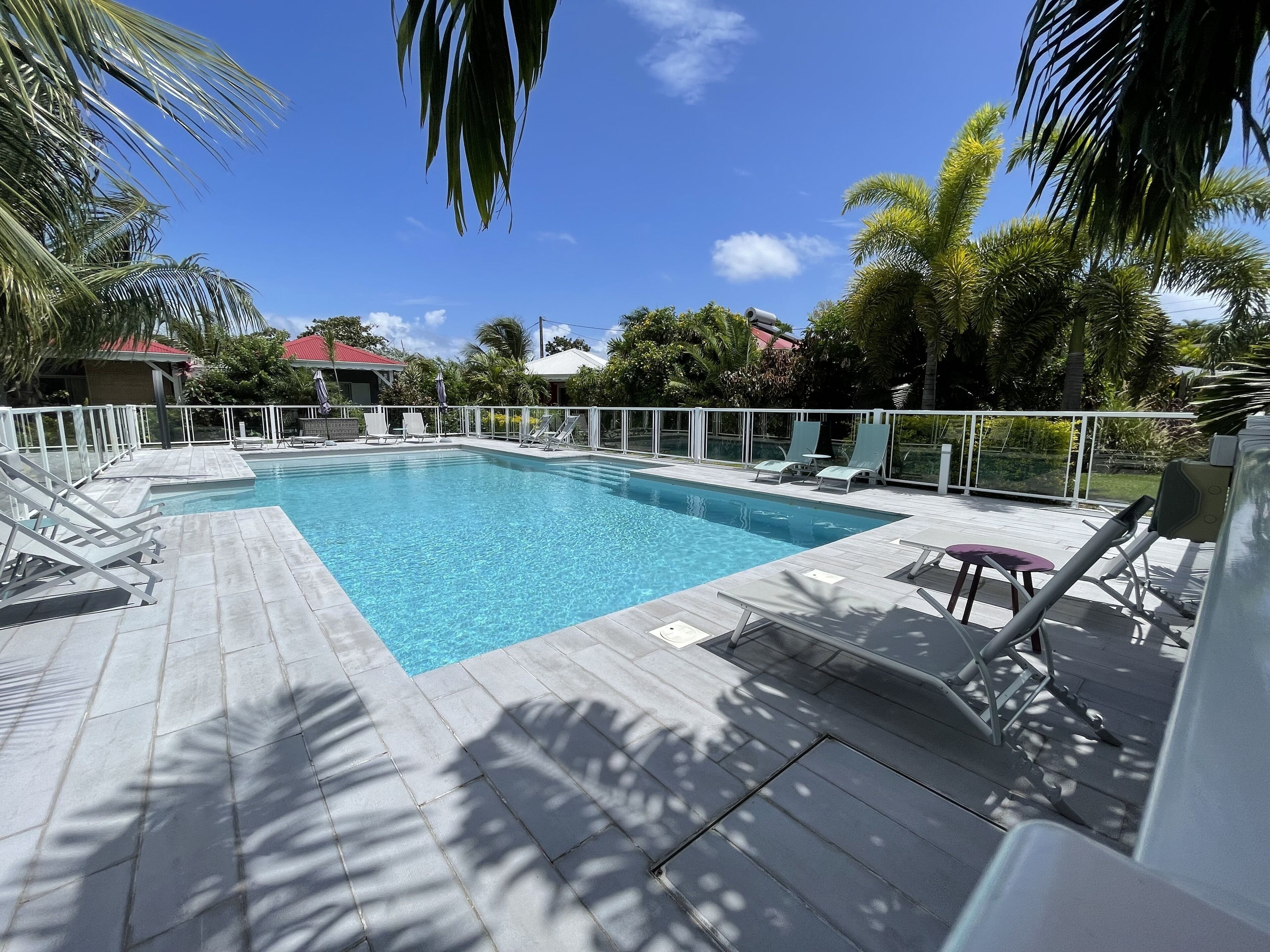 Piscina exterior, da(s) 9:00 à(s) 20:00, guarda-sóis, espreguiçadeiras 