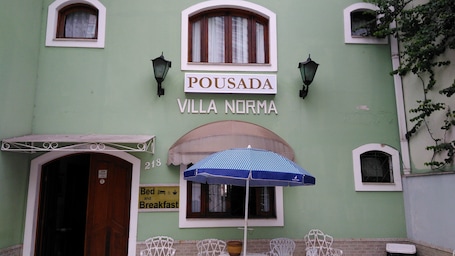 Entrada do alojamento. Villa Norma Suites